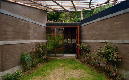 Entre Muros House | Architectuul